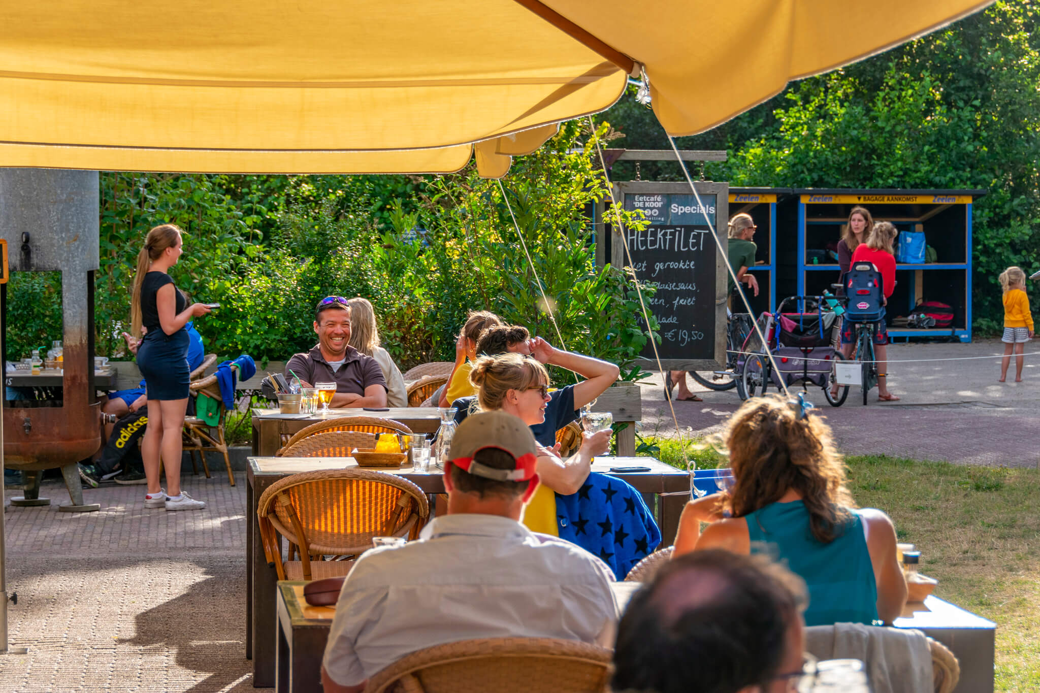 Eetcafé De Kooi - Terschelling. Speeltuin met zonnig terras.